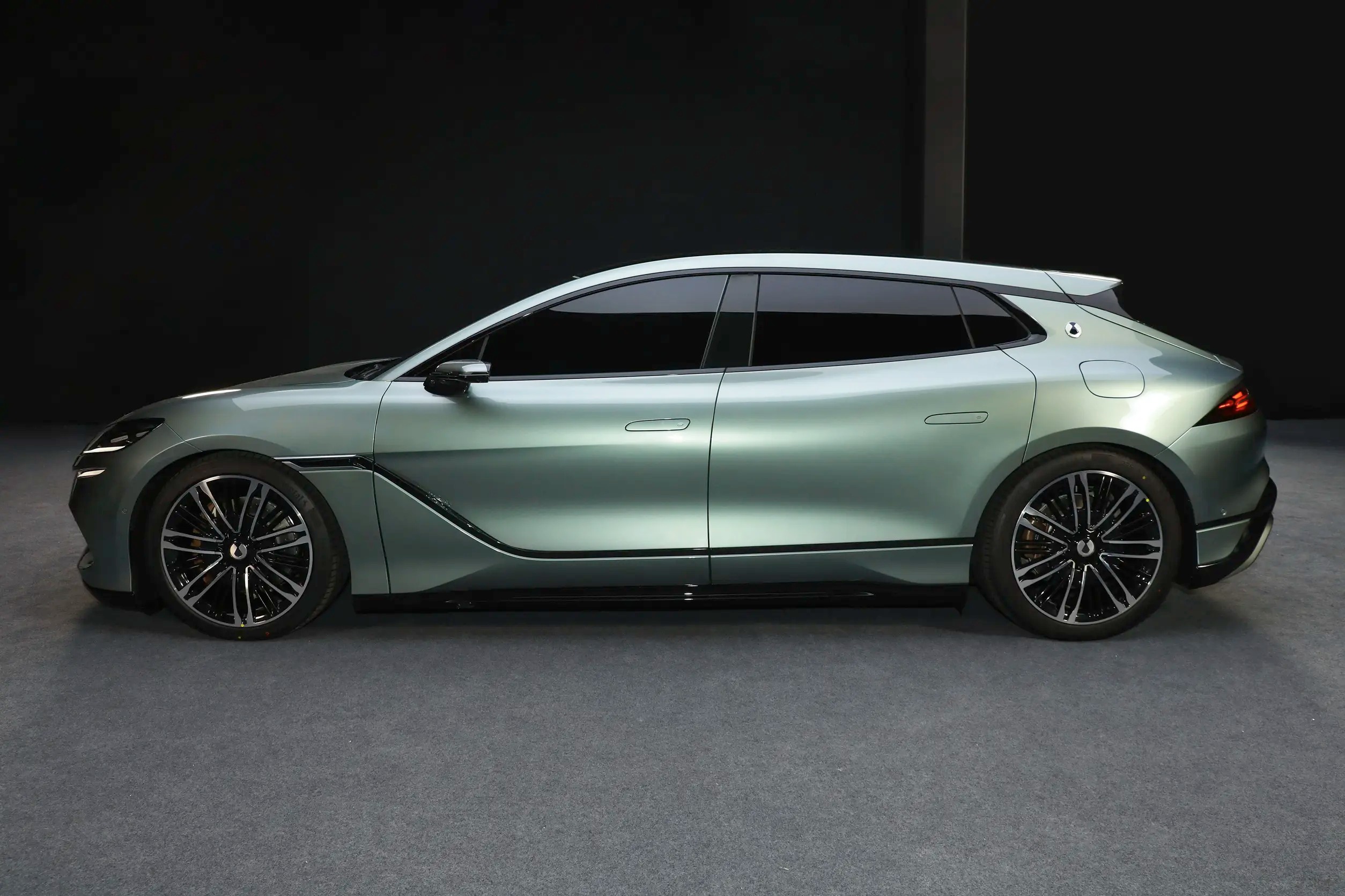 Denza открывает предпродажи Z9 GT в Китае